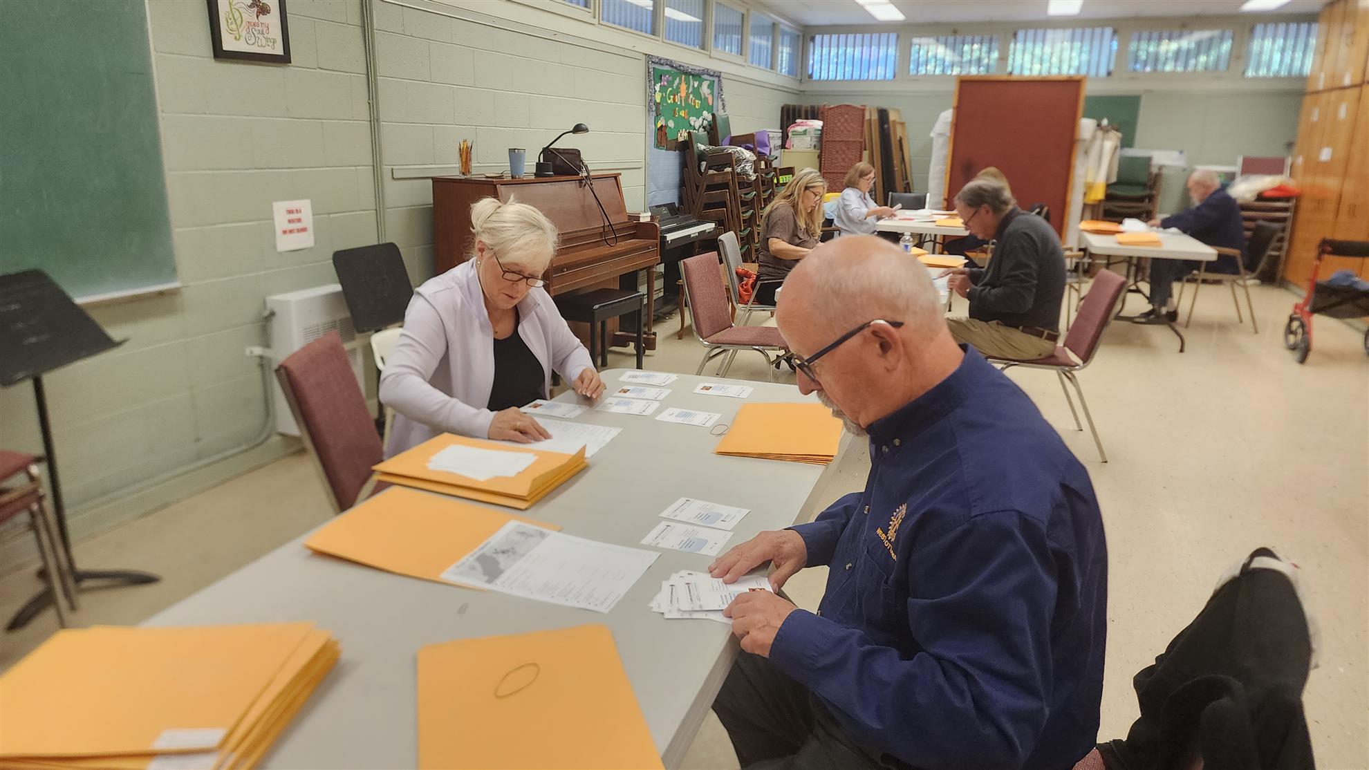 2023-09-15 Mums match delivery slips to routes | Rotary Club of West Ottawa