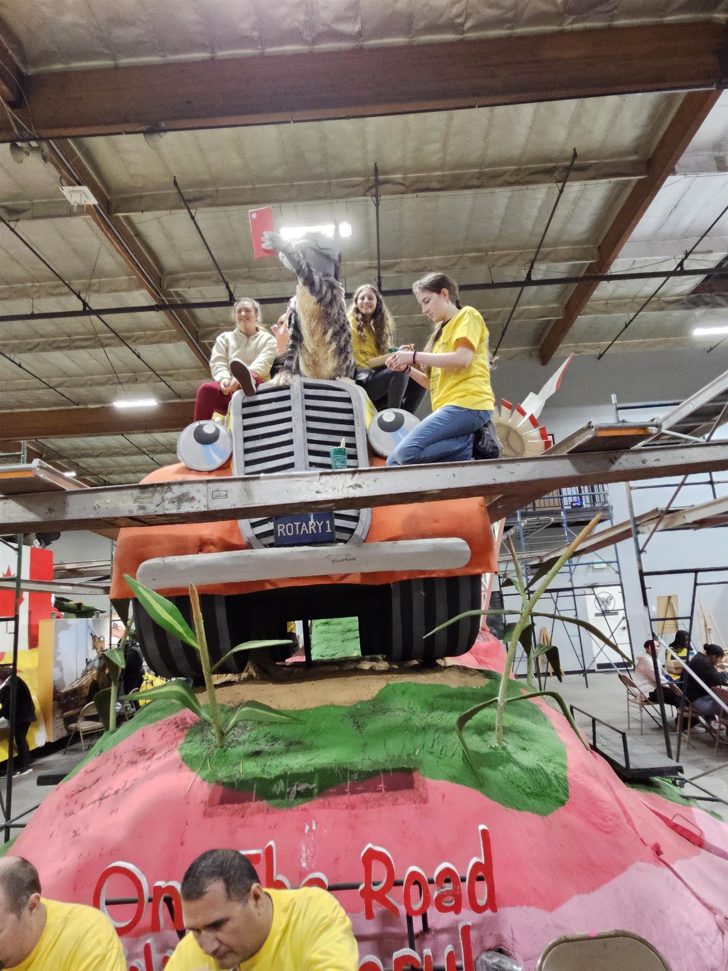 Interactors Decorate Rotary’s Rose Parade Float | Rotary Club of China Lake