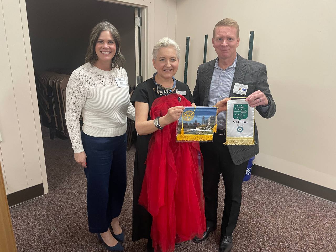 Rotary Banner Exchange with Rotarian Ludmila from Sweden | Rotary Club ...