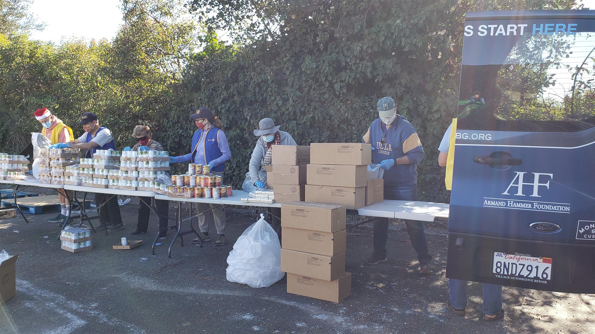 Packing Food for Distribution to Families at Christmas | Rotary ...